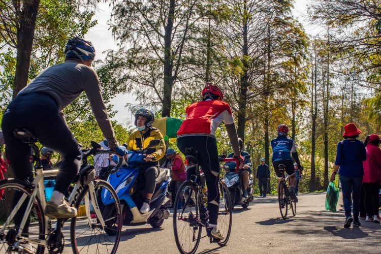 自行車懸掛捷運把手惹議 北捷：影響安全可開罰 - 客新聞 HakkaNews