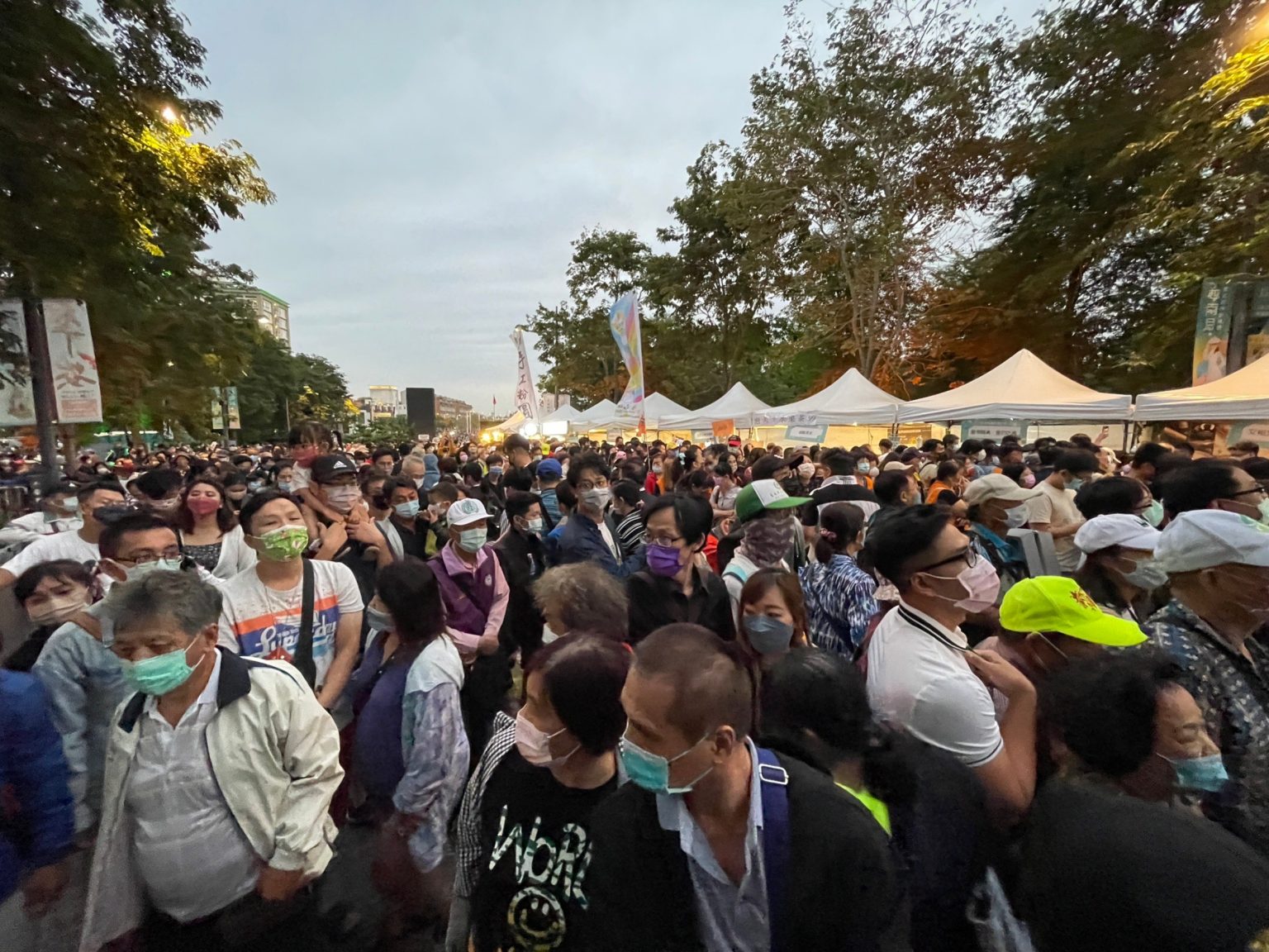 故宮南院湧數萬人潮搶看焰火！民眾擠爆入口畫面曝光 - 客新聞 HakkaNews