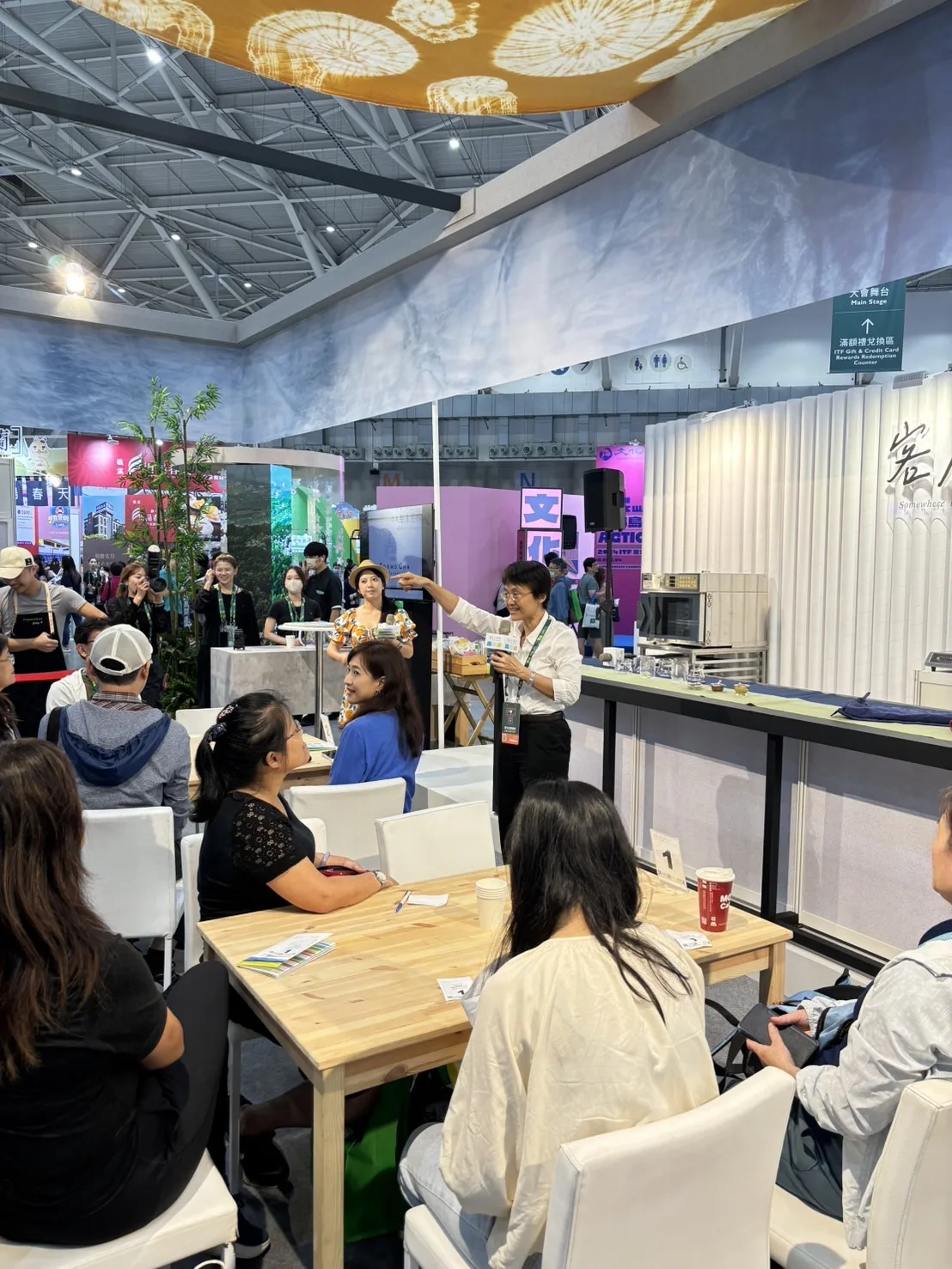 客委會主委古秀妃化身市調員 旅展每天推六個展演活動集客 - 鏡週刊 Mirror Media