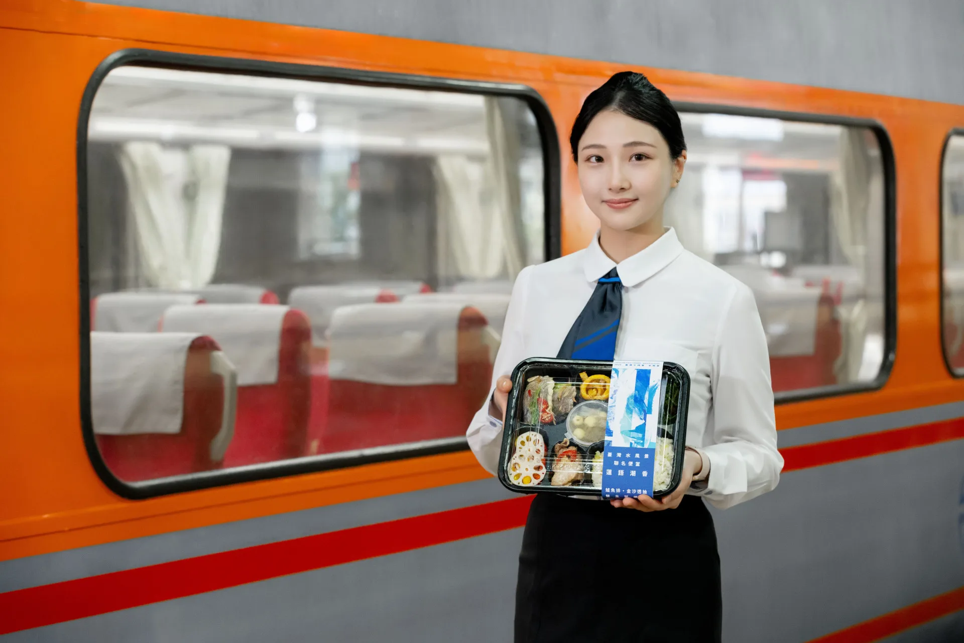「蓮語潮香」期間限定台鐵便當 海鮮、蓮系配菜呈現水意象 - 客新聞 HakkaNews