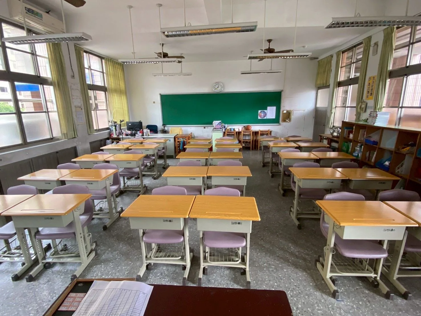 竹縣砸1.3億 升級國中小「變形金剛」式人體工學課桌椅 - 客新聞 HakkaNews