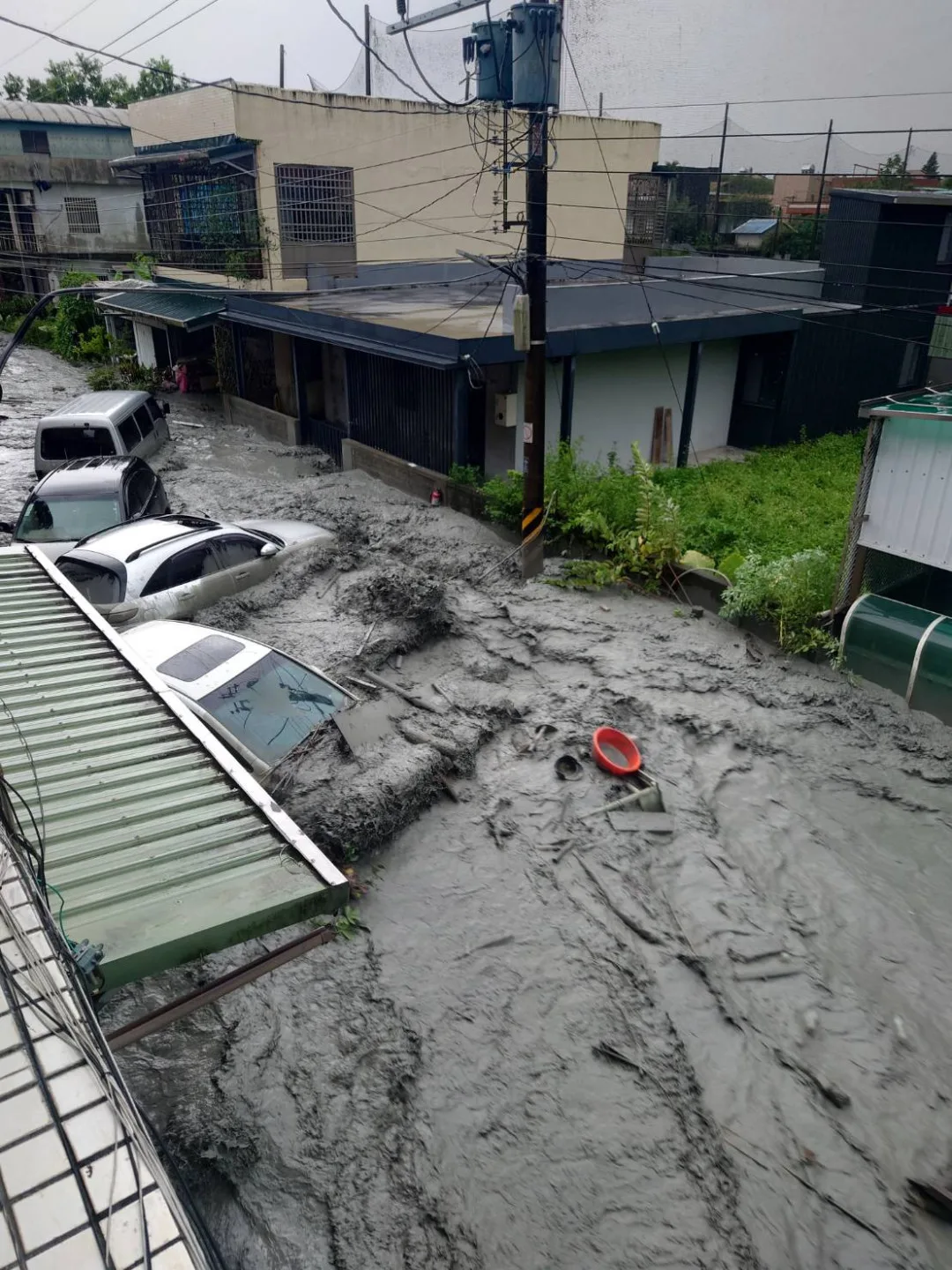 花蓮堰塞湖溢流 沖斷馬太鞍溪橋、灌進光復鄉（影） - 客新聞 HakkaNews