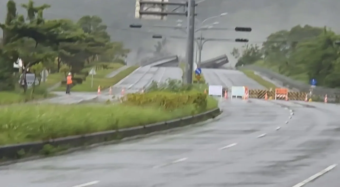 花蓮堰塞湖溢流 沖斷馬太鞍溪橋、灌進光復鄉（影） - 客新聞 HakkaNews