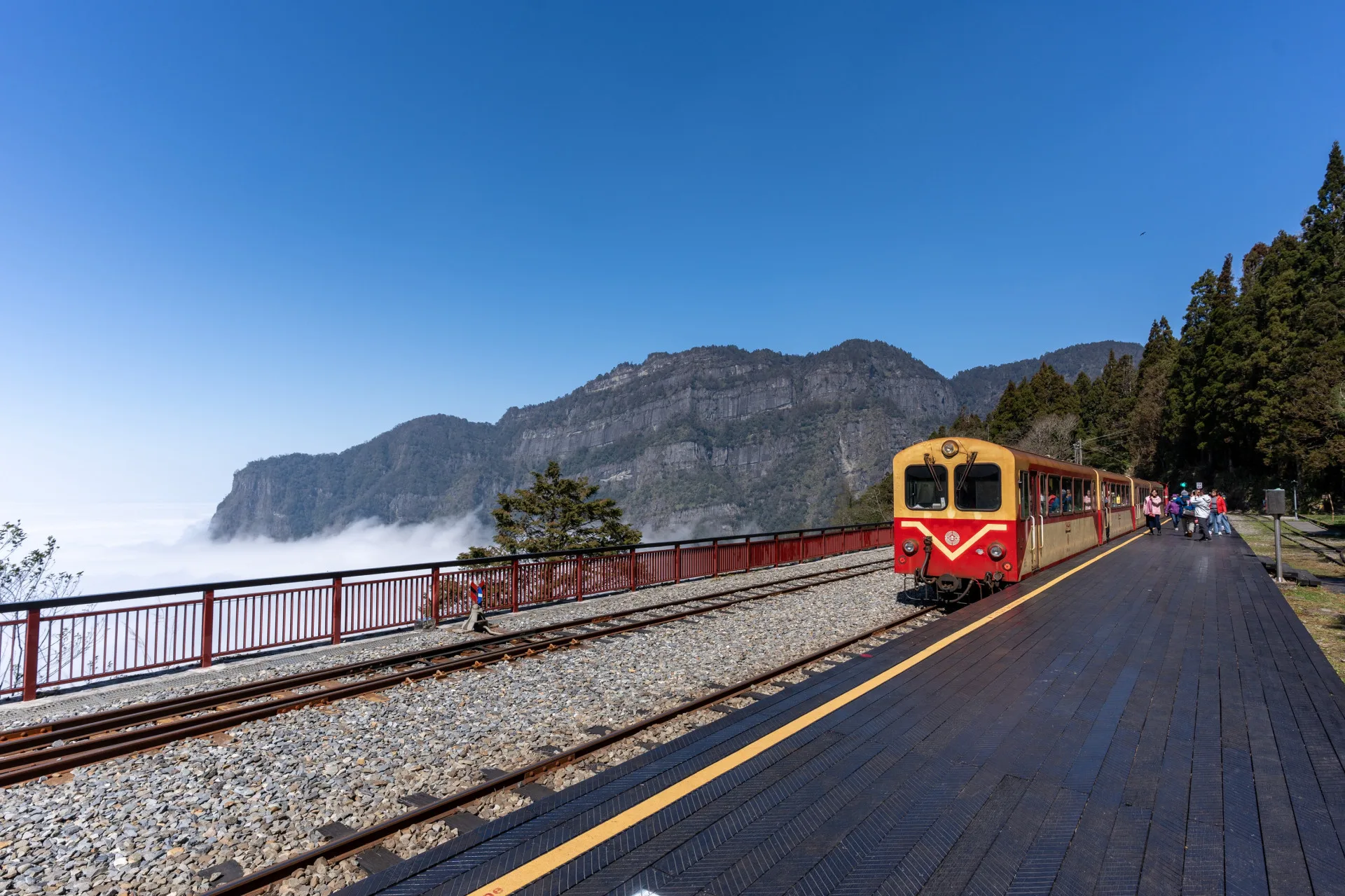 蒸汽火車掛檜木車廂 阿里山林鐵推5梯次限量賞楓行程 - 客新聞 HakkaNews