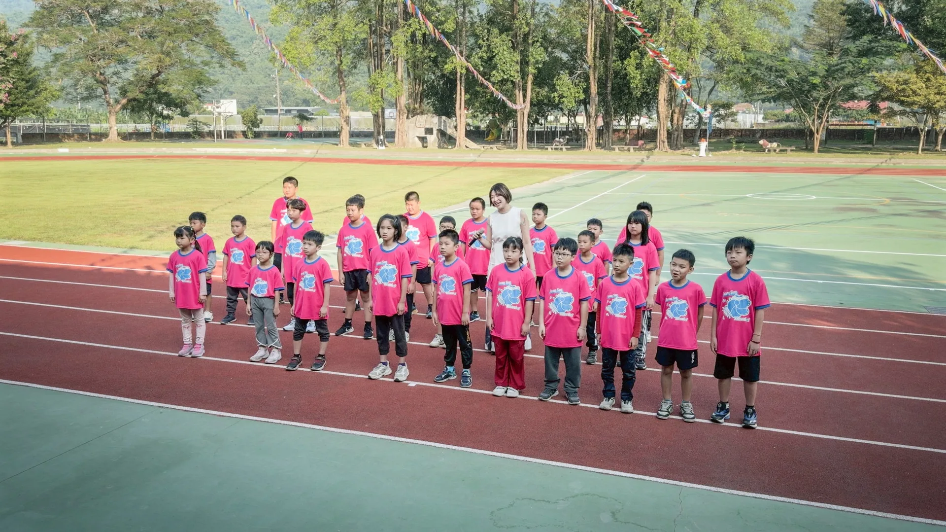 金曲歌手邱淑蟬返母校新威分校 攜學弟妹共創客語歌〈青春个位仔〉 - 客新聞 HakkaNews